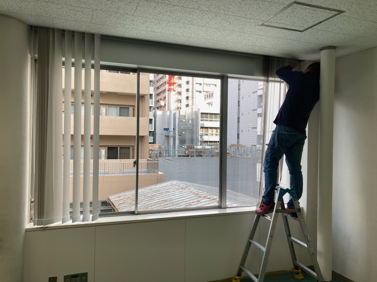 オフィスリニューアル工事 3日目（ブラインド工事） - 大阪オフィス内装工事.com